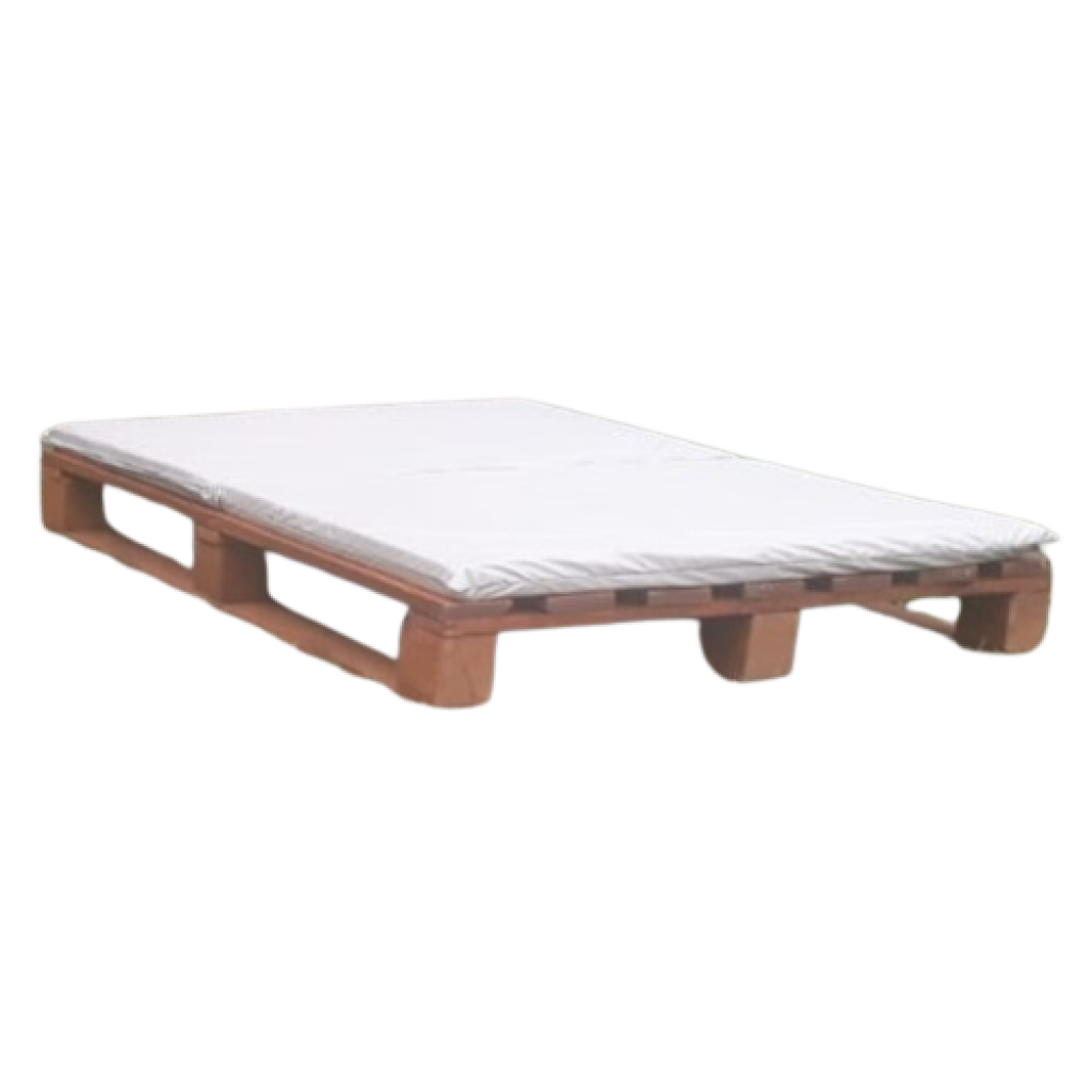 KIT LOUNGE DE PALLETS COM COLCHONETE IMPERMEÁVEL BEGE E ALMOFADAS