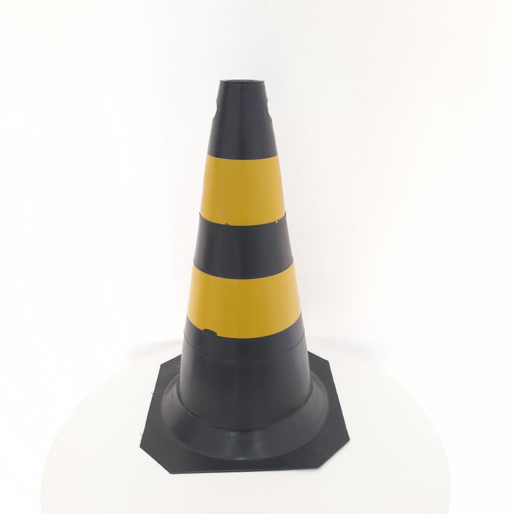 Cone de trânsito preto e amarelo