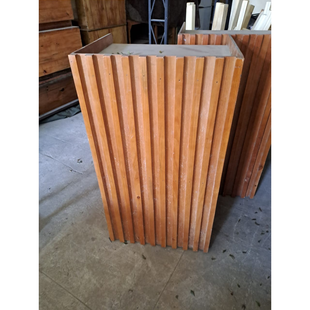 PÚLPITO DE MADEIRA RIPADO