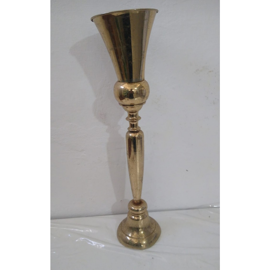 Vaso metal dourado alto 69cm (com amassado na boca)