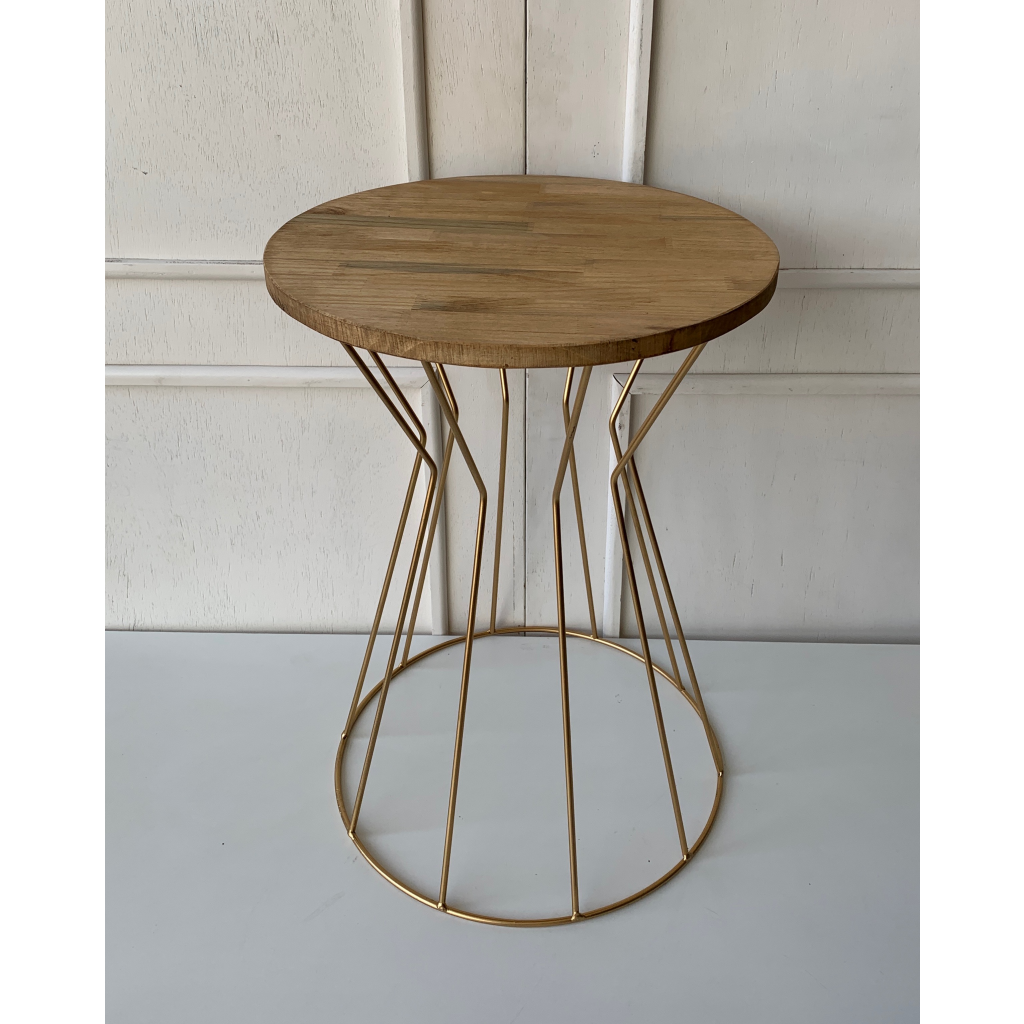 Mesa Triângulo Red Dourado M