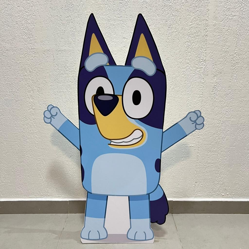 ..Bluey - Display PVC Bluey 94cm (A)x65cm (L) Azul