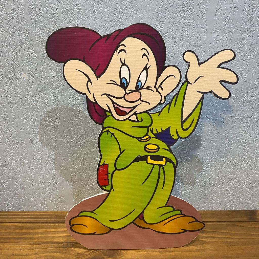 ..Branca de Neve - Painel de Chão Anão Dunga - 56cm (A) x 42cm (L) PVC