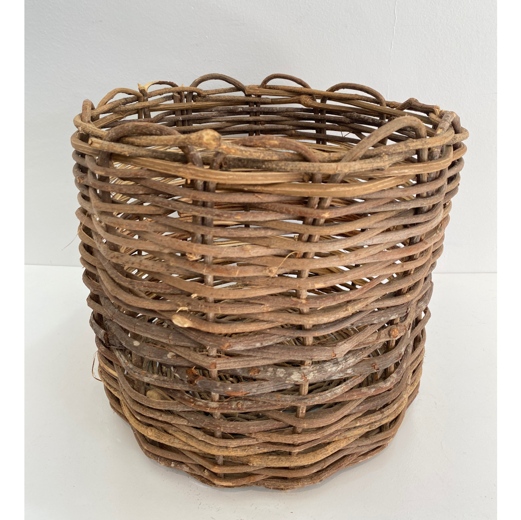 Cesto de madeira trançado