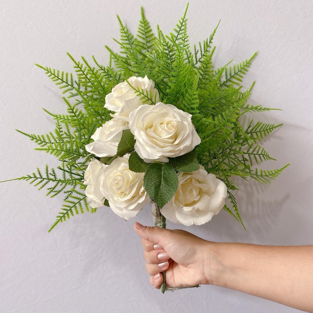 FLOR BRANCO COM FOLHAGEM VERDE